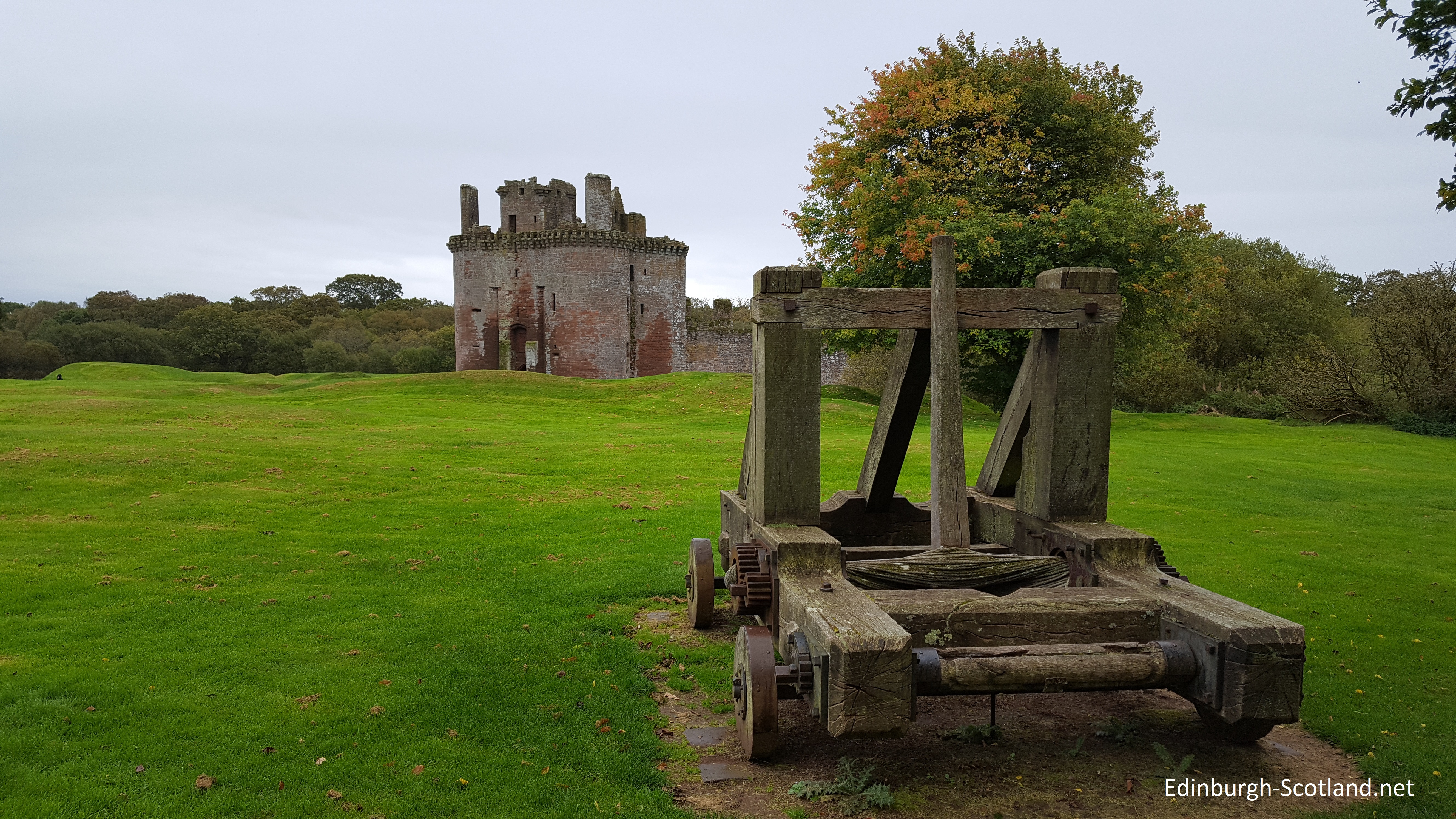 Scottish Castle Ruins - Edinburgh-Scotland.net